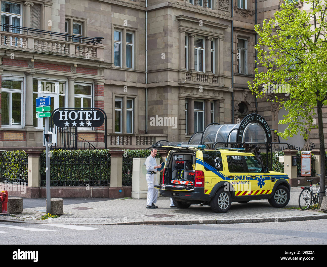 Emergency services scene critical hi-res stock photography and images ...