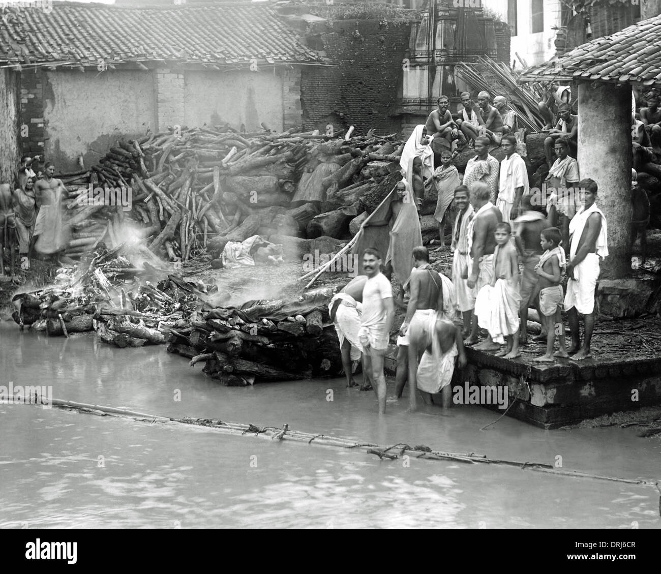 Cremating bodies at the waterside, India Stock Photo - Alamy