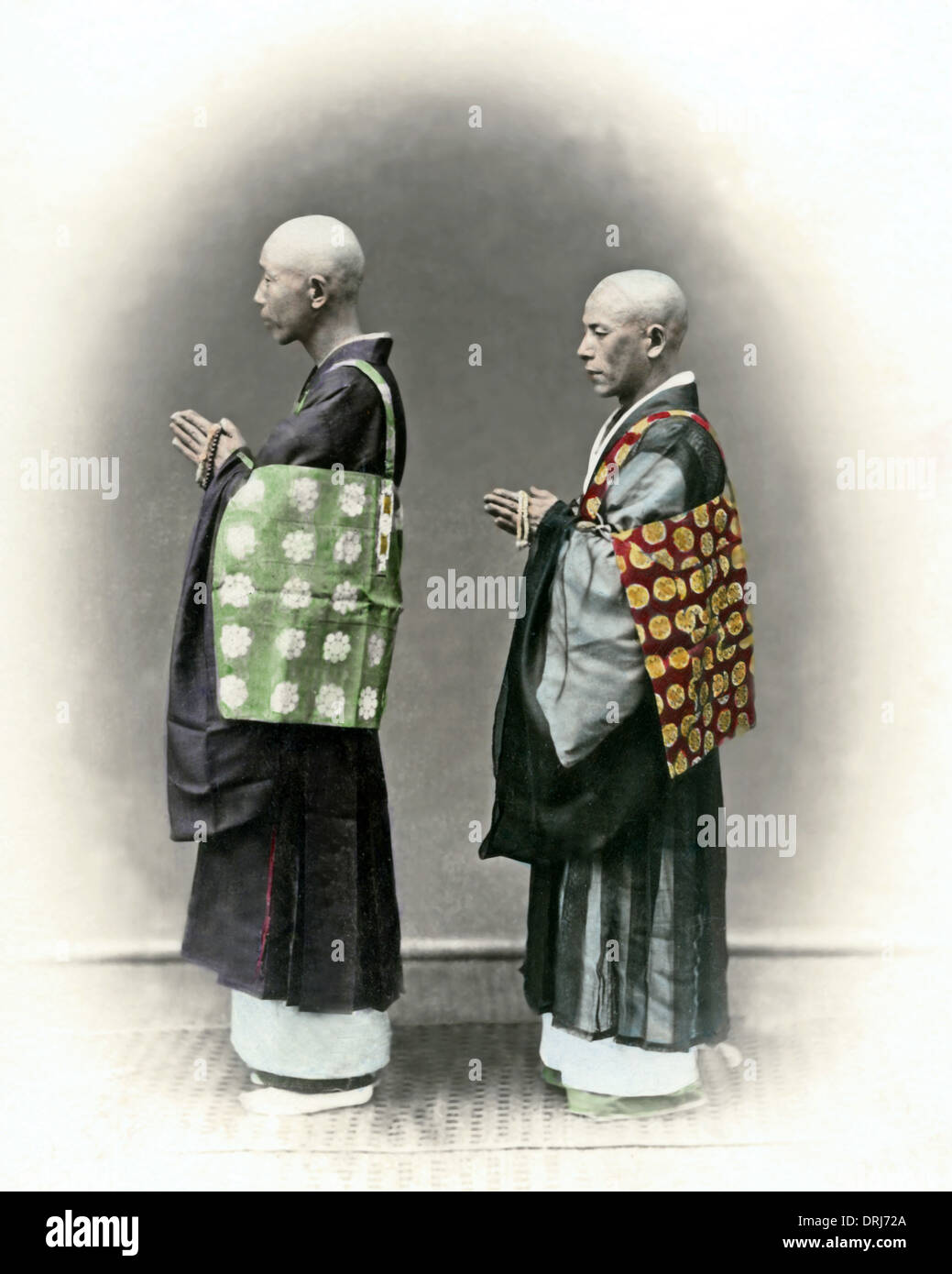 Japanese priest buddhist praying hi-res stock photography and images ...