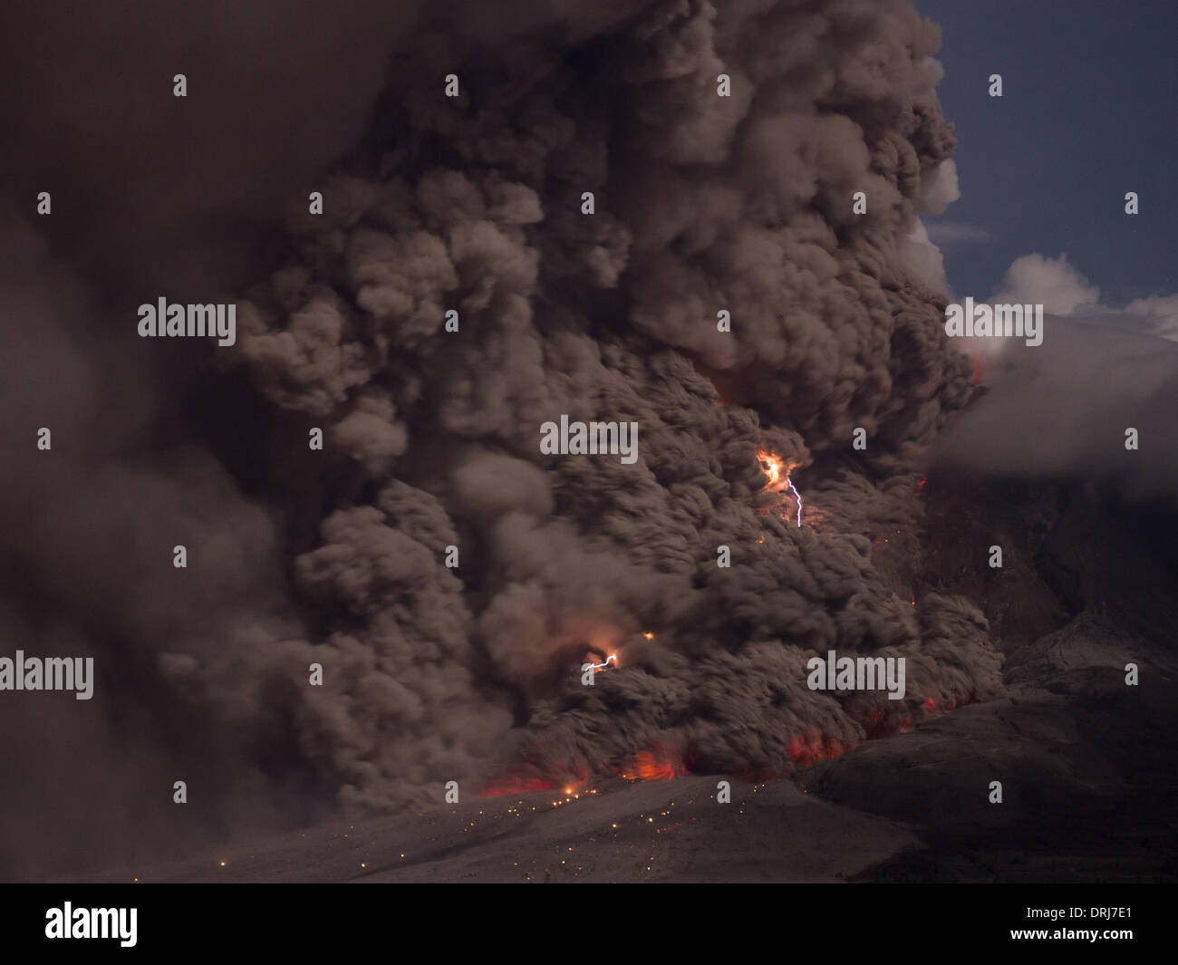 Volcano eruption lightning hi-res stock photography and images - Alamy