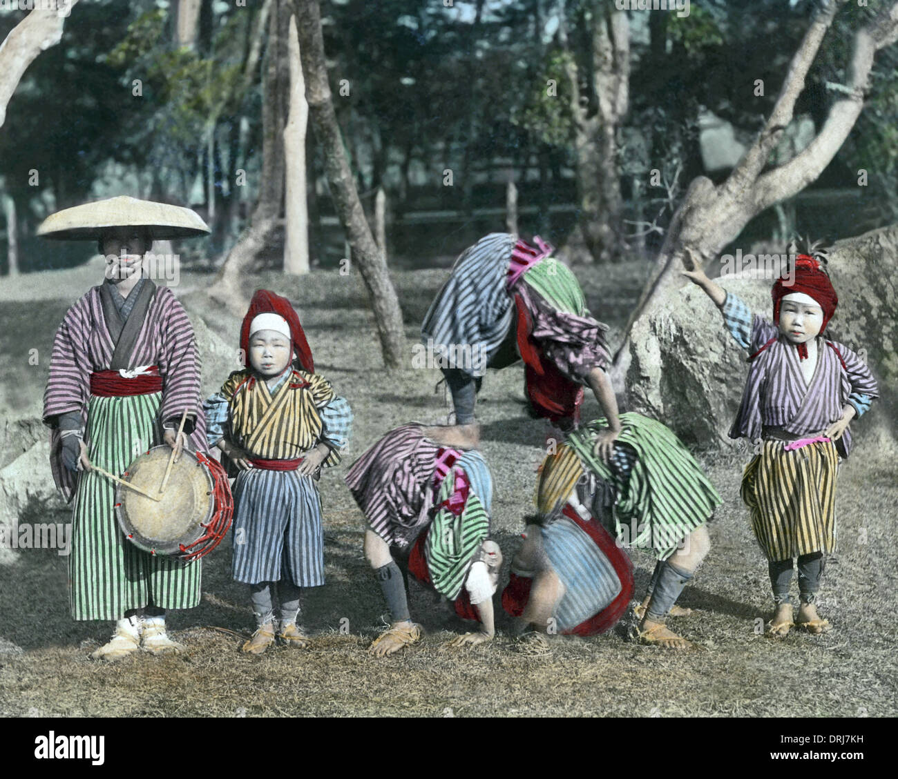 Children acrobats hi-res stock photography and images - Alamy