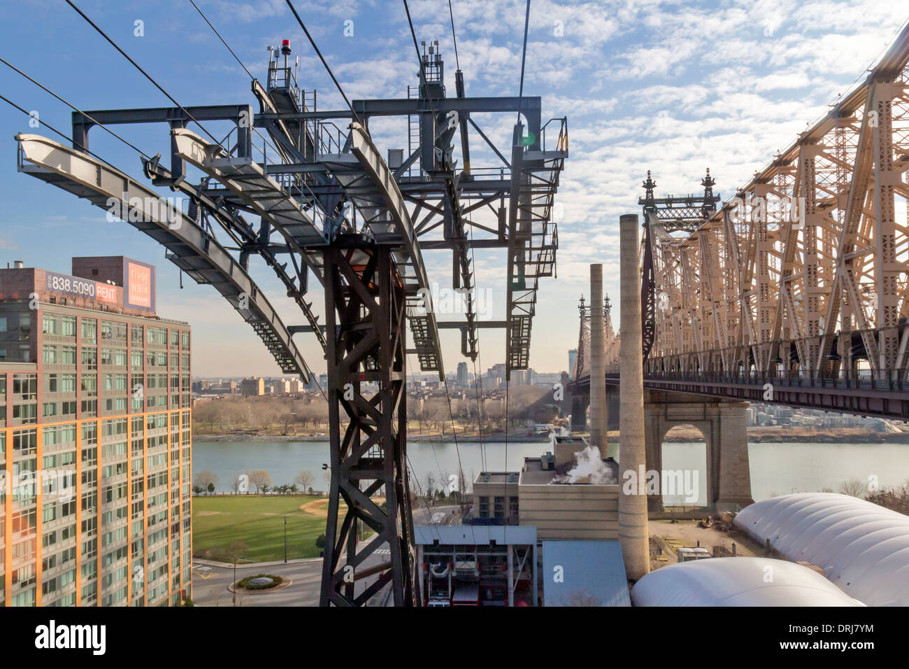 A view of the 59th Street Bridge connecting Roosevelt Island to ...