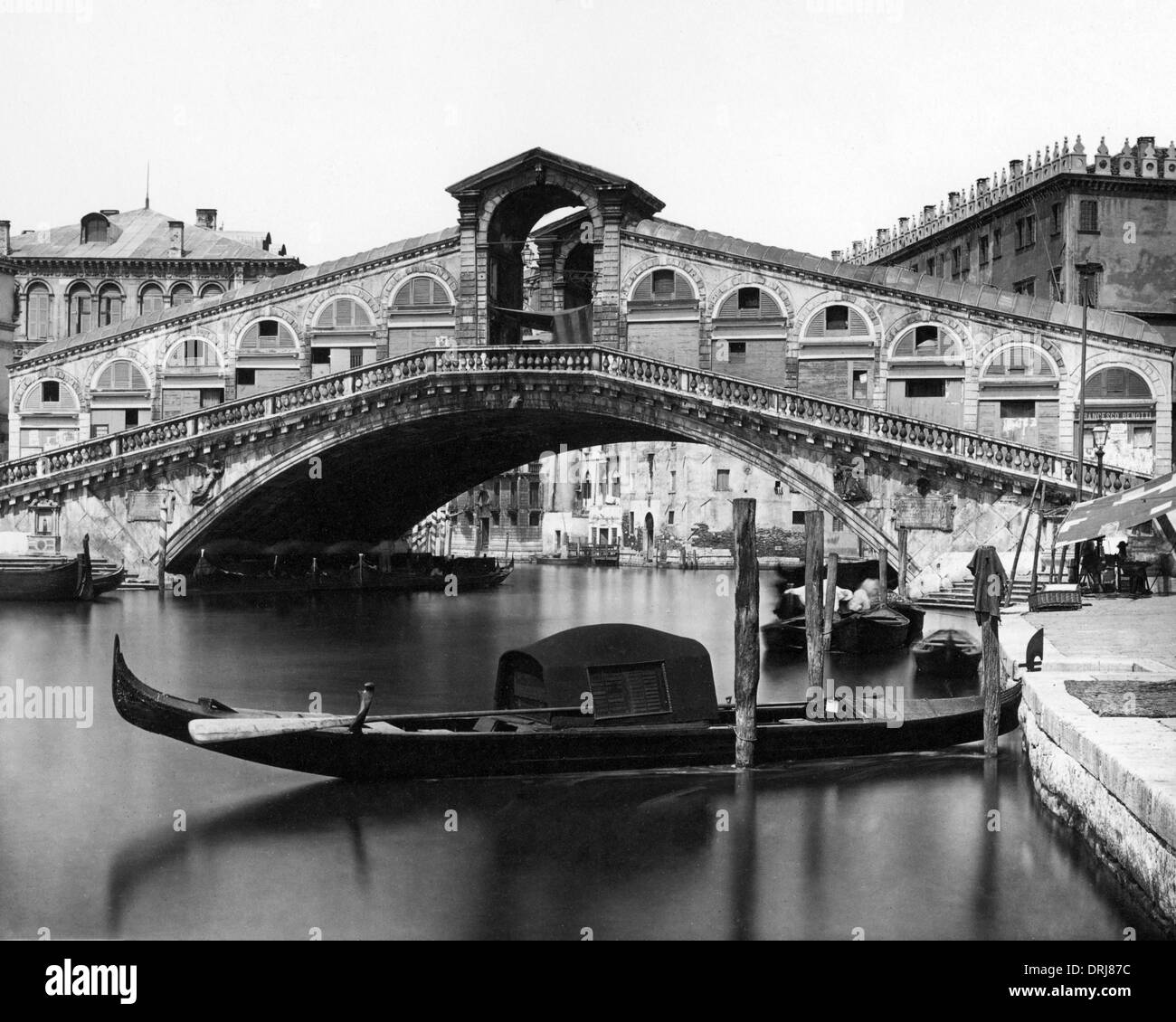Rialto bridge gondola Black and White Stock Photos & Images - Alamy