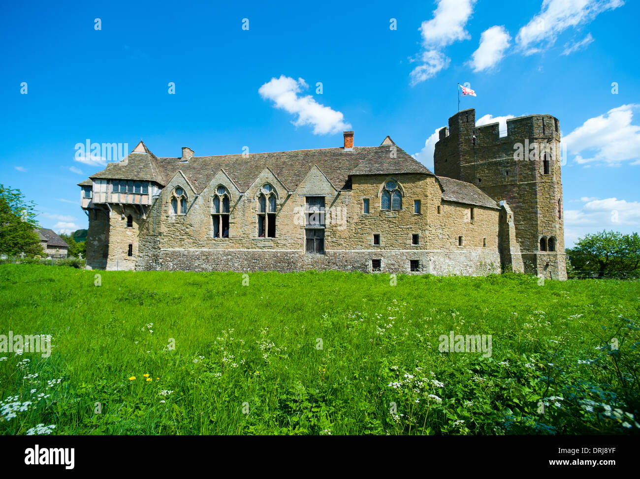 Stokesay castle gate house hi-res stock photography and images - Alamy