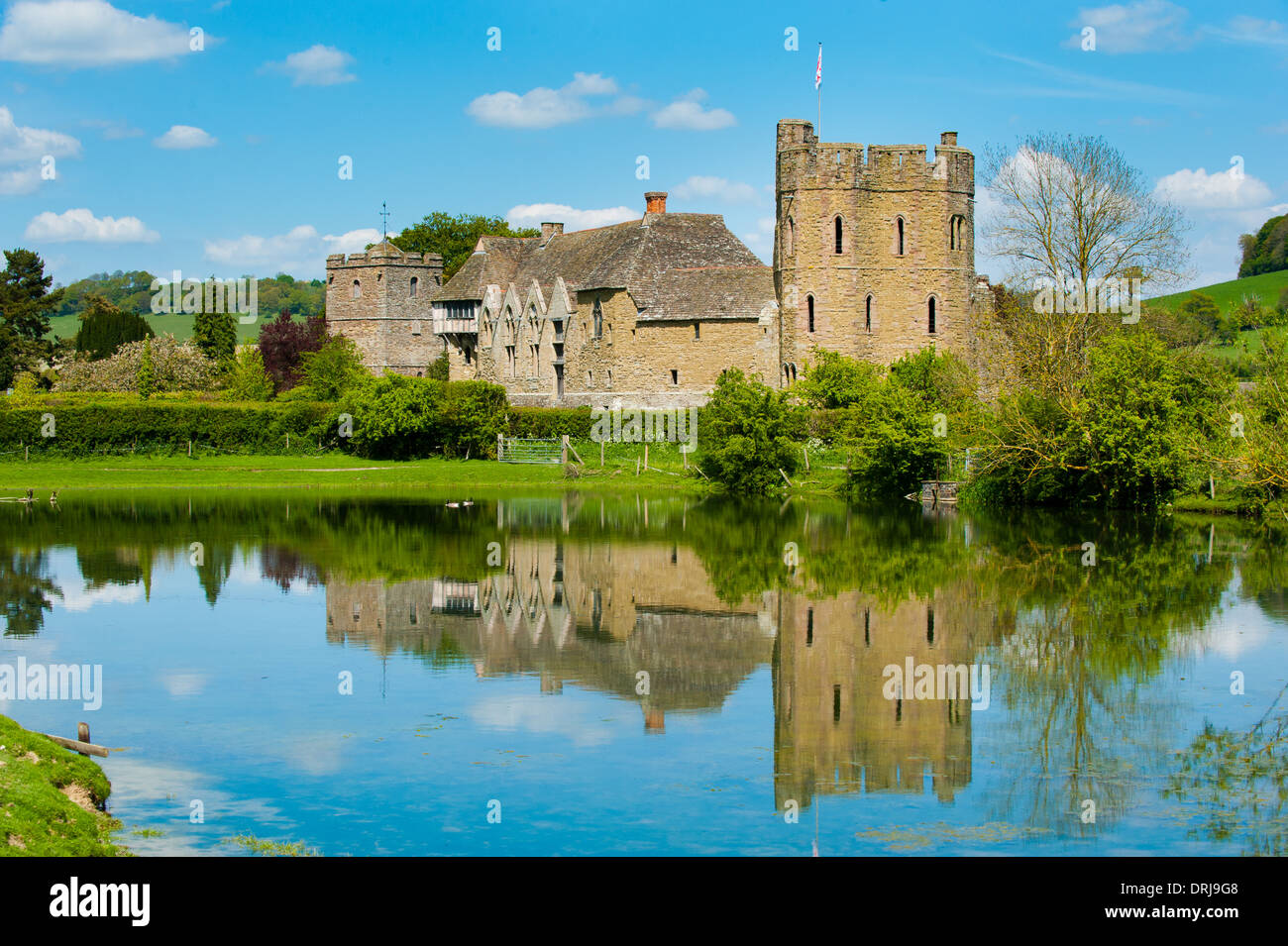 Stokesay castle gate house hi-res stock photography and images - Alamy
