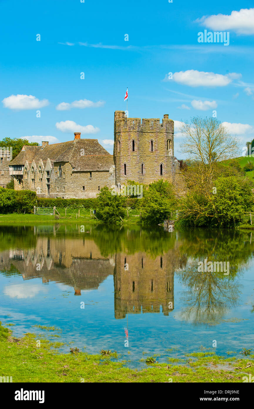 Stokesay castle gate house hi-res stock photography and images - Alamy
