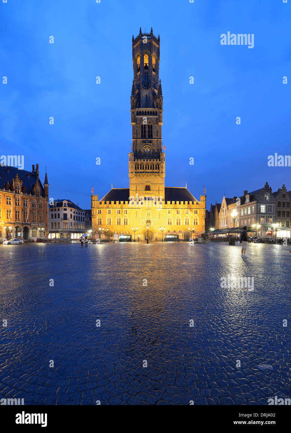 Nachtaufnahme belfried oder belfort glockenturm hi-res stock ...