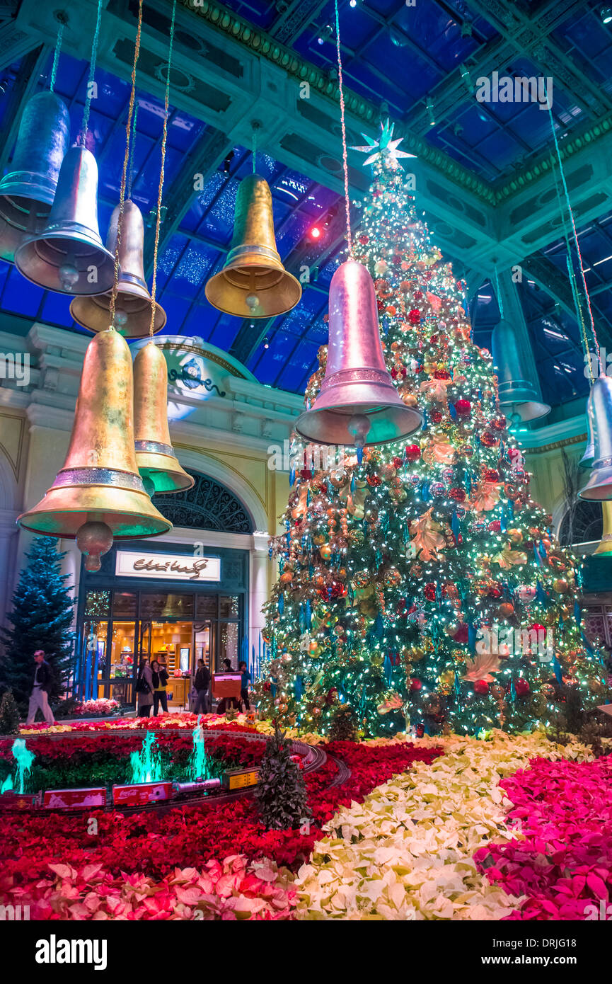 Winter season in Bellagio Hotel Conservatory & Botanical Gardens in Las ...
