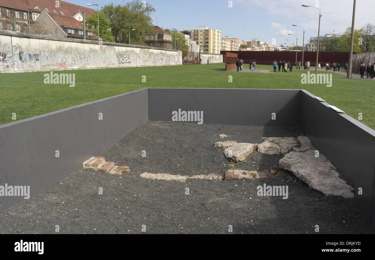 Blue sky view, to Window of Remembrance people, old guard house base ...