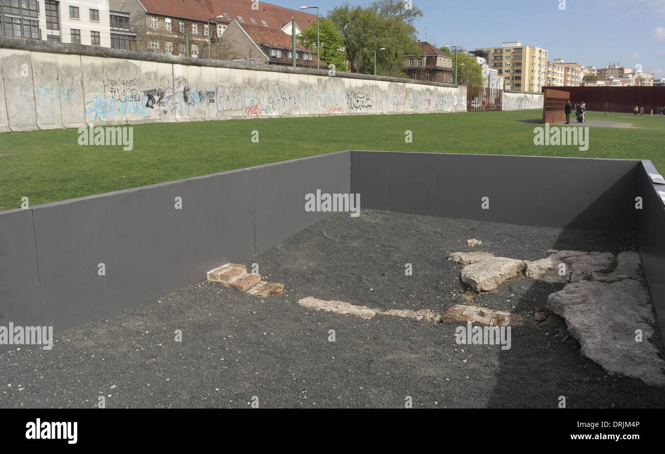 Blue sky view, to Window of Remembrance, old guard house base overlying ...