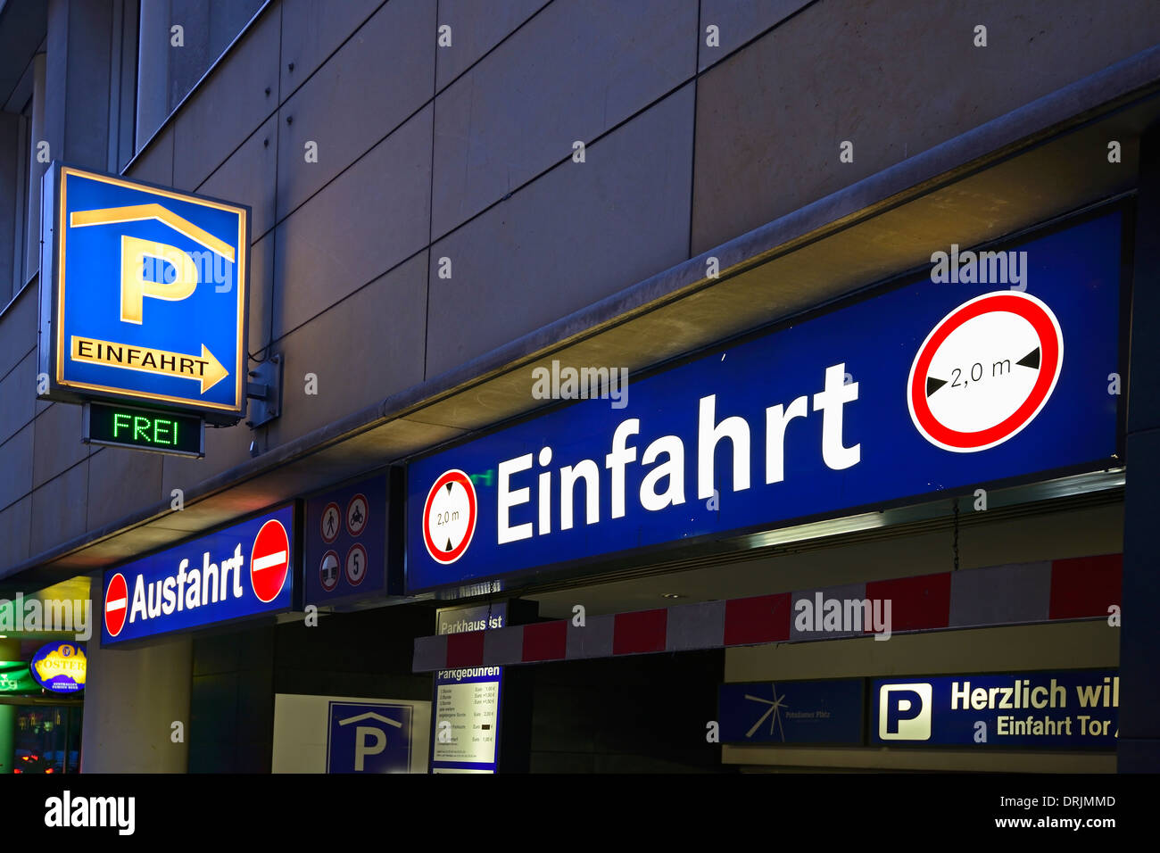 Zeichen fuer die einfahrt in ein parkhaus am potsdamer platz hi-res ...