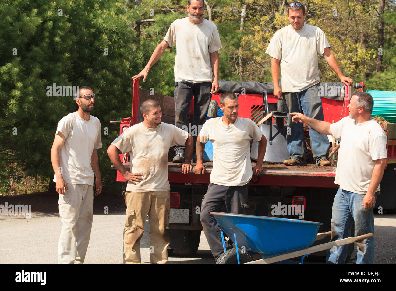 Hispanic landscaping crew hi-res stock photography and images - Alamy