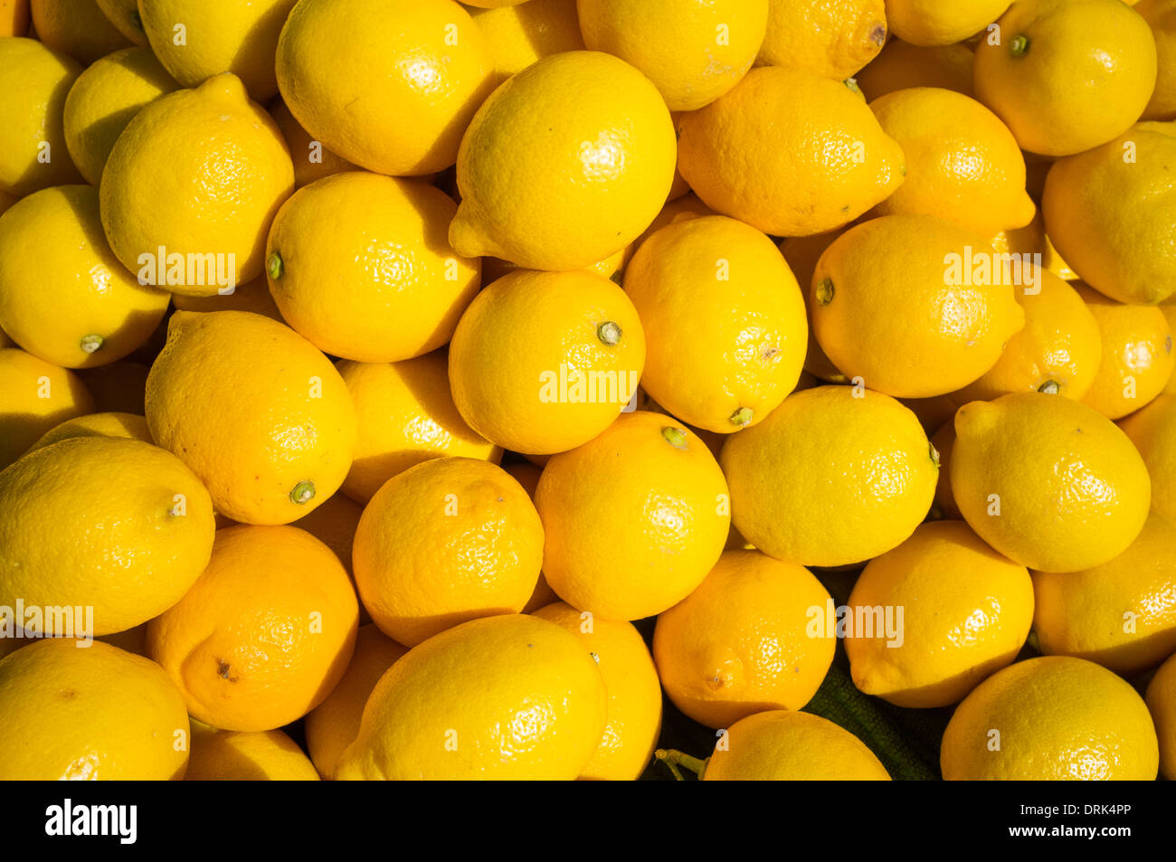 Full frame take of lemons on a street market stall Stock Photo - Alamy