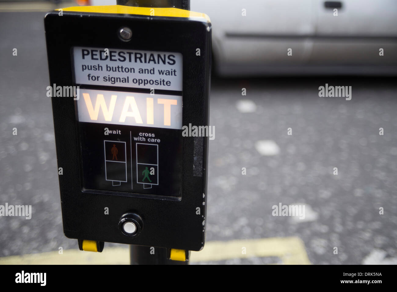 Wait sign at a pedestrian crossing Stock Photo - Alamy