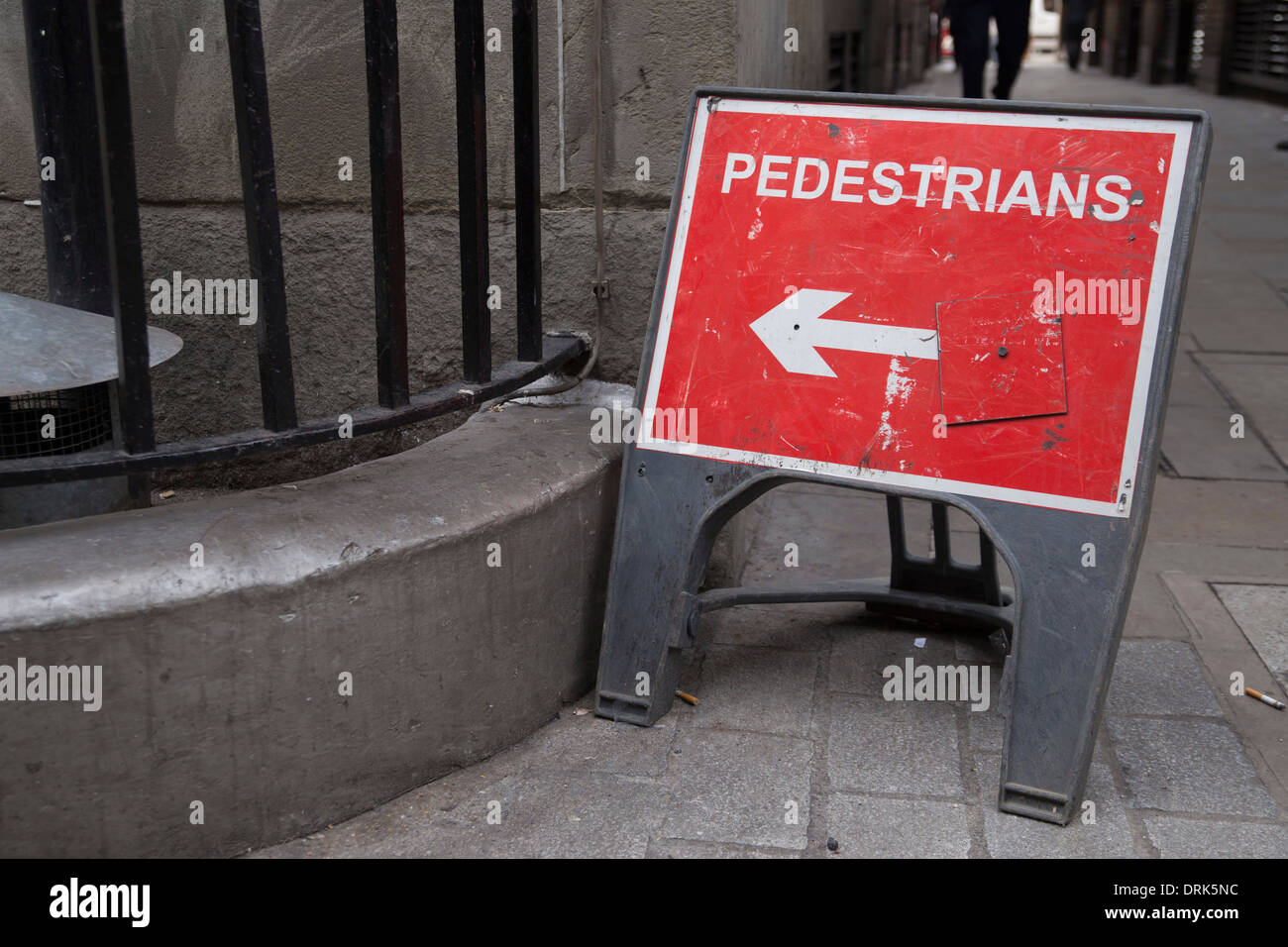 Pedestrians to the left sign. Diversion Stock Photo - Alamy