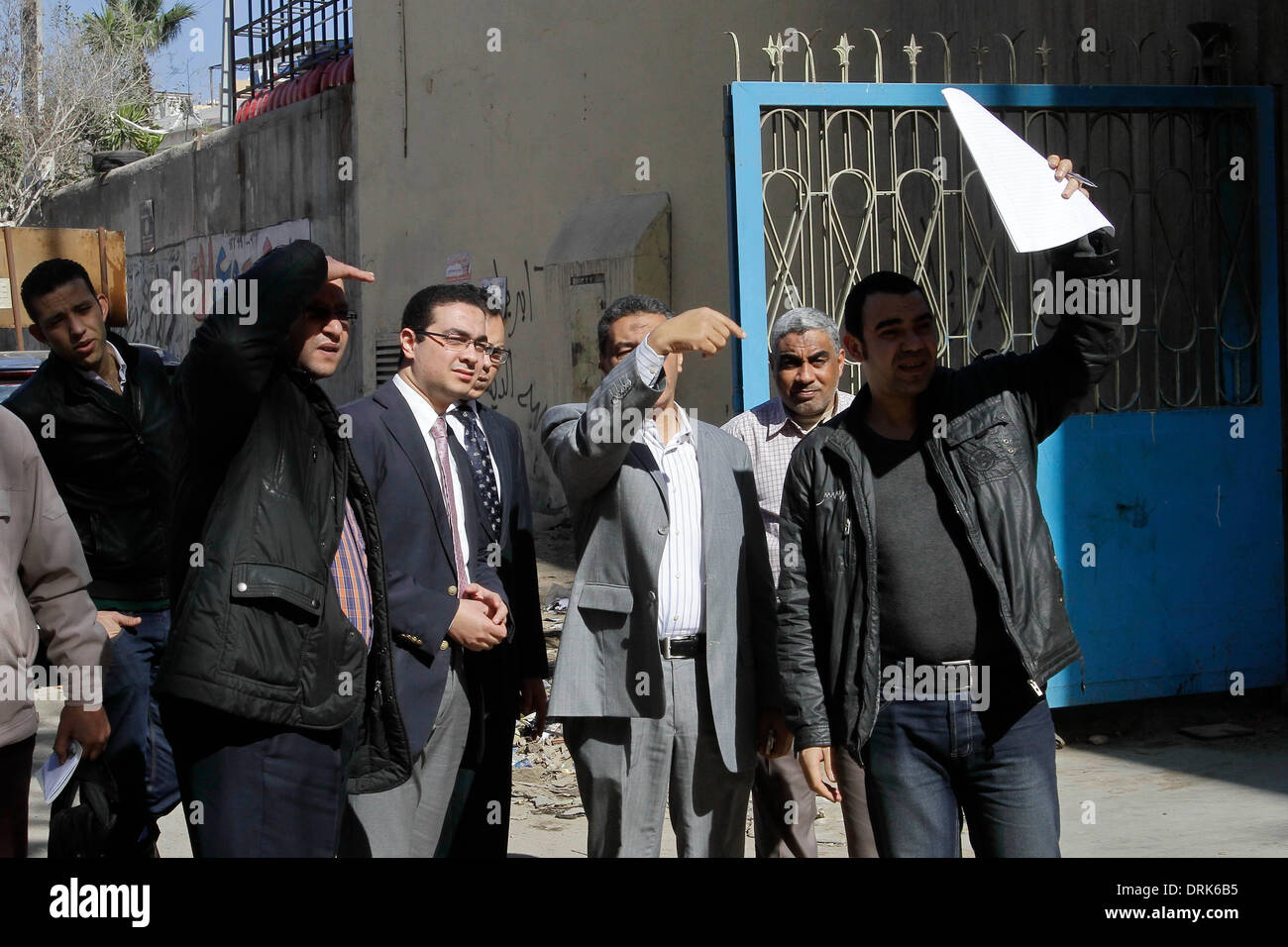 Cairo, Egypt. 28th Jan, 2014. Investigators work at the crime scene in ...