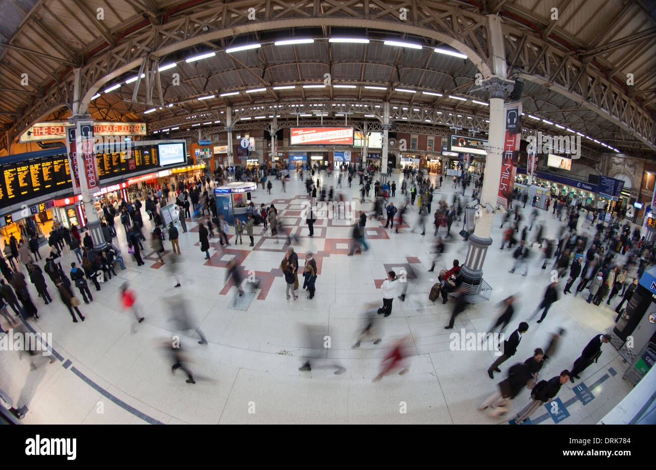 Train Platform London Victoria Station Stock Photos & Train Platform ...