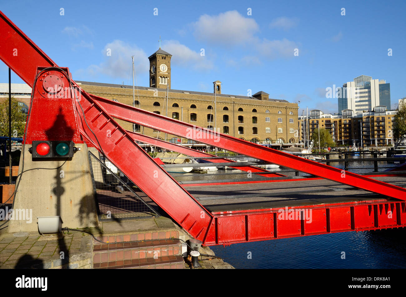 A footbridge over St. Katherine Dock in London Stock Photo - Alamy