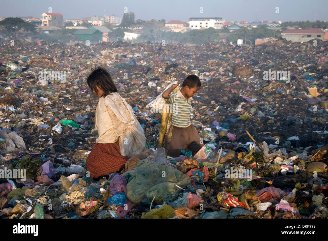 Children scavenging in garbage dump hi-res stock photography and images ...