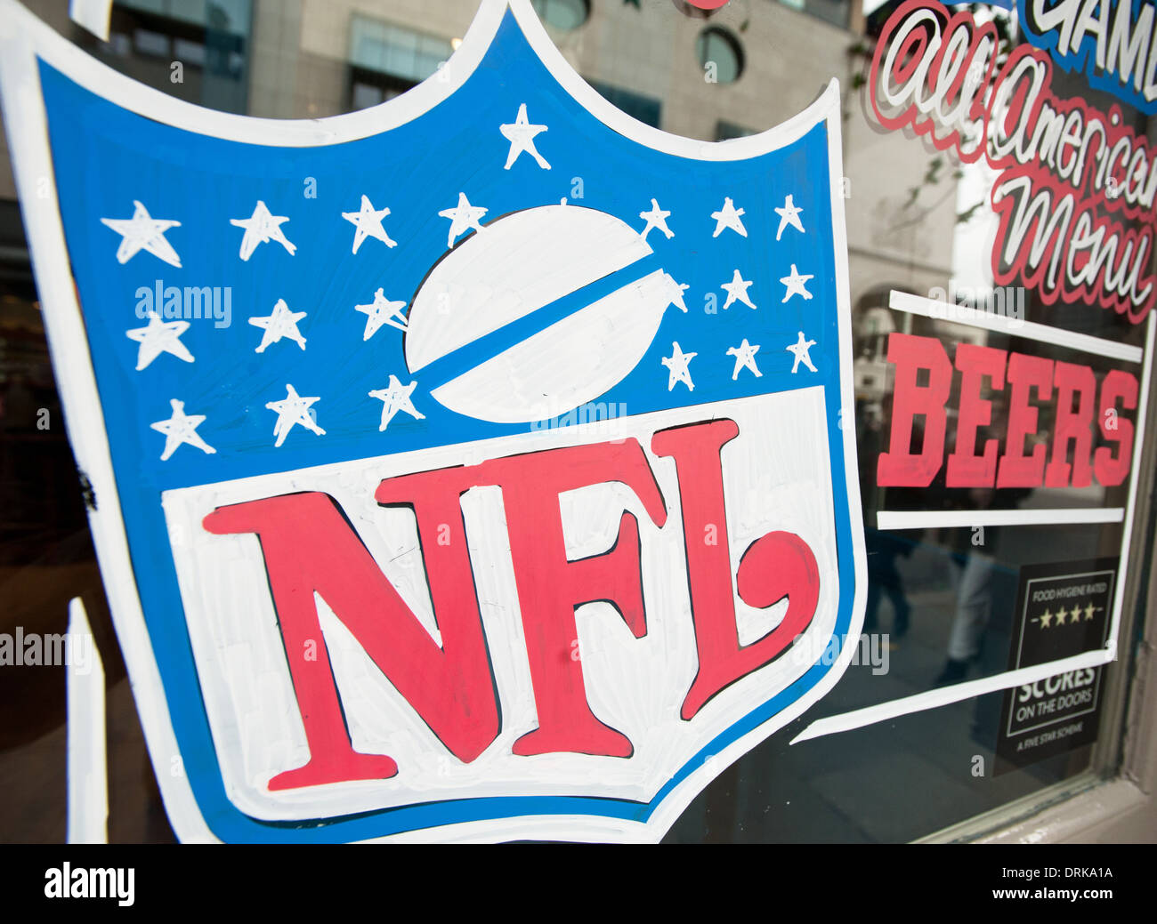 Beers at the bar hi-res stock photography and images - Alamy