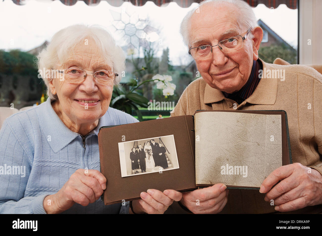 Senior couple showing wedding hi-res stock photography and images - Alamy