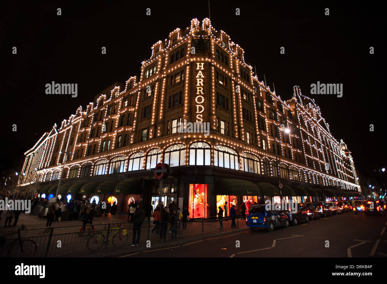 Harrods exterior hi-res stock photography and images - Alamy