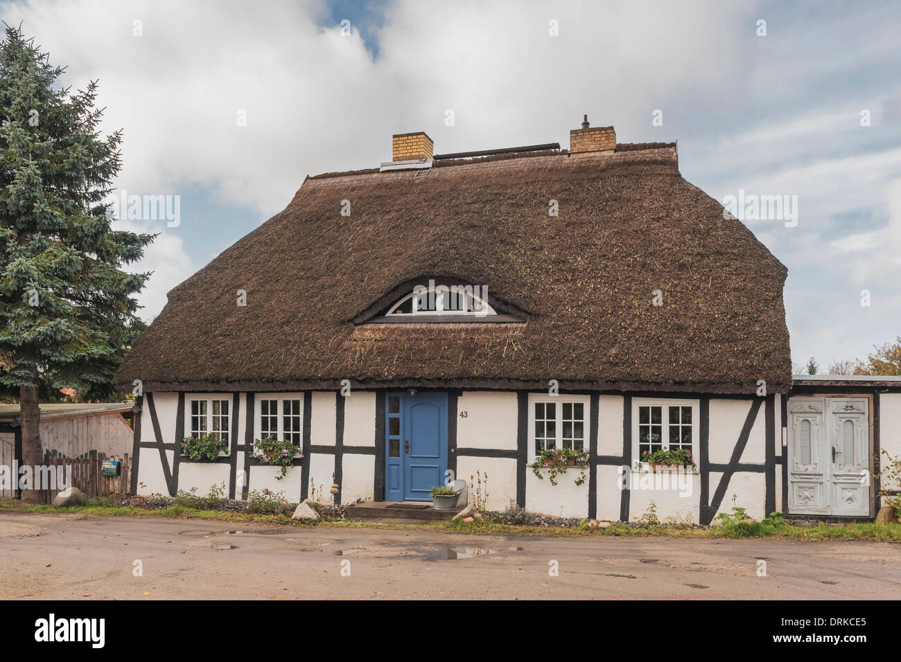 Half timbered thatched roof house hi-res stock photography and images ...