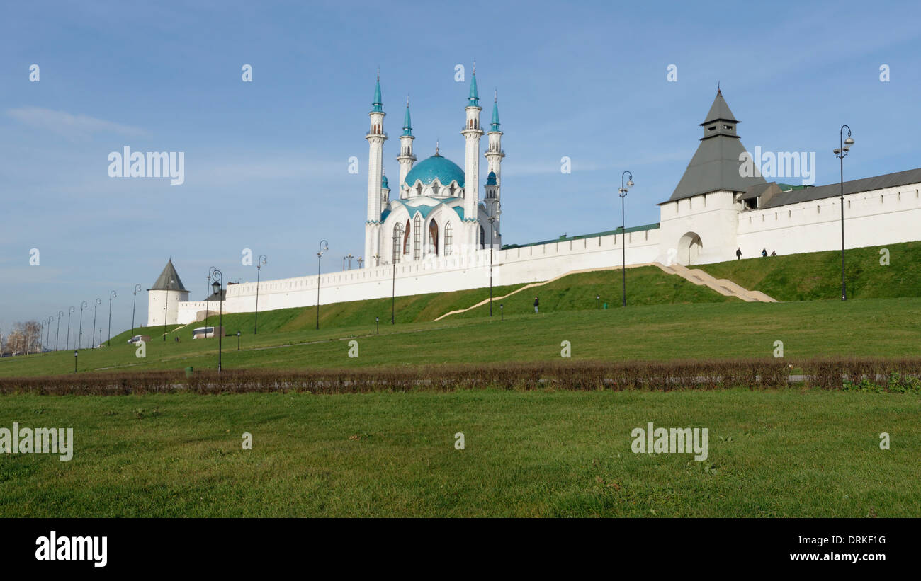 Kul Sharif Mosque over the white wall of the Kazan Kremlin, Republic of ...