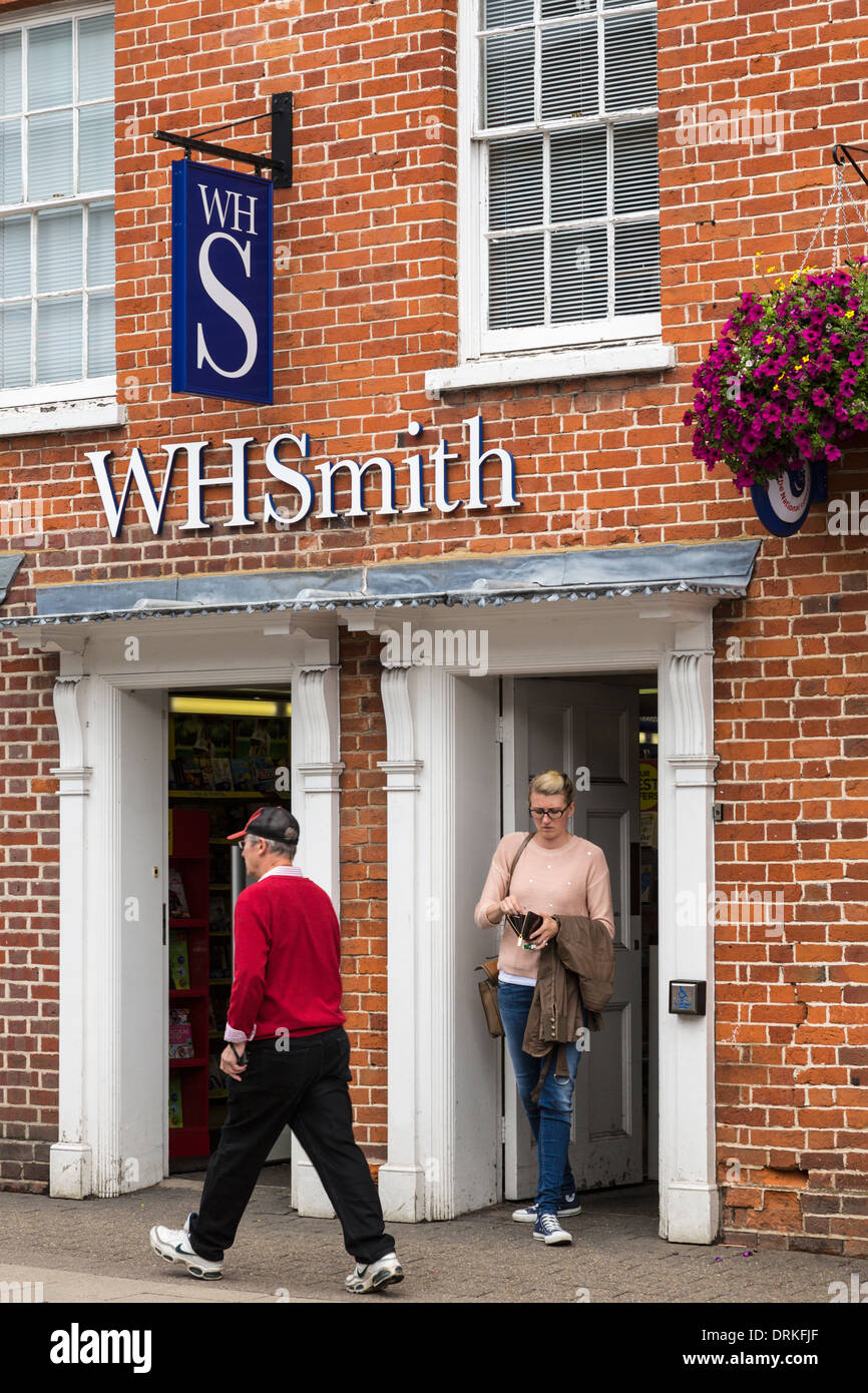Wh smith shop front hi-res stock photography and images - Alamy