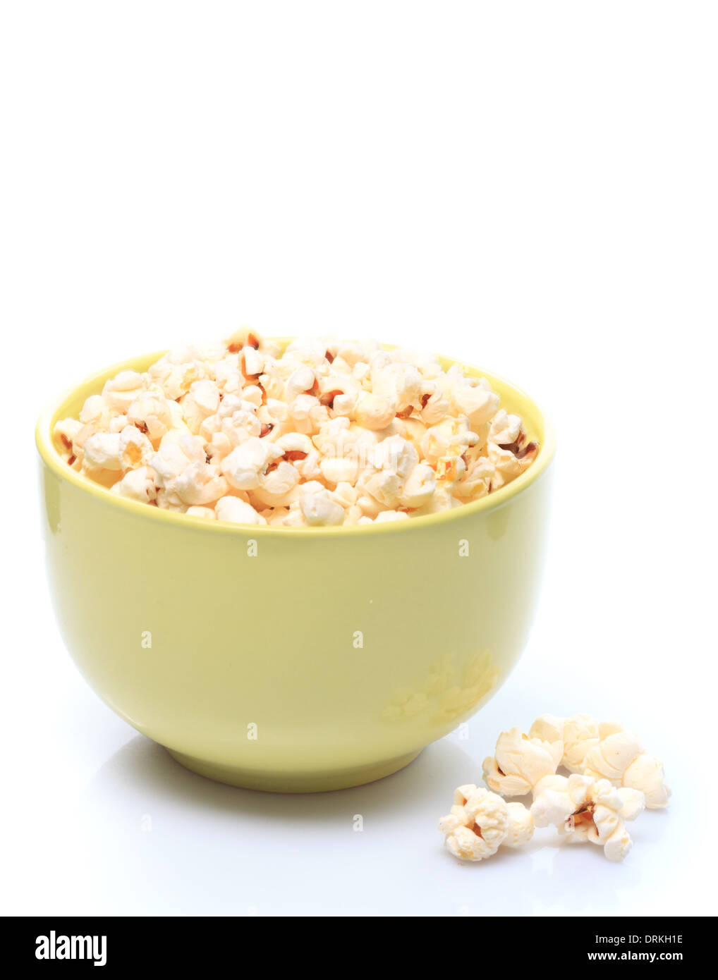 Popcorn in bowl isolated on white Stock Photo - Alamy