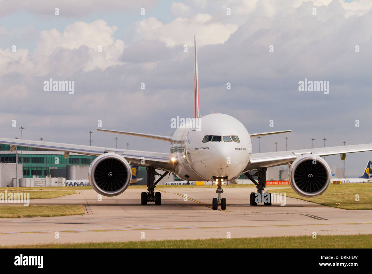 Boeing 777 cockpit hi-res stock photography and images - Alamy