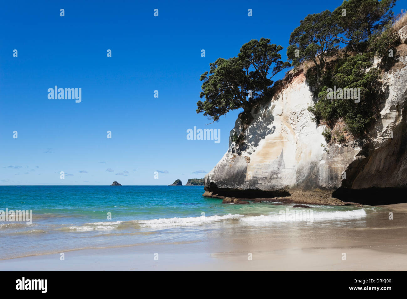 New Zealand, Coromandel Peninsula, Cathedral Cove, rock at beach Stock ...