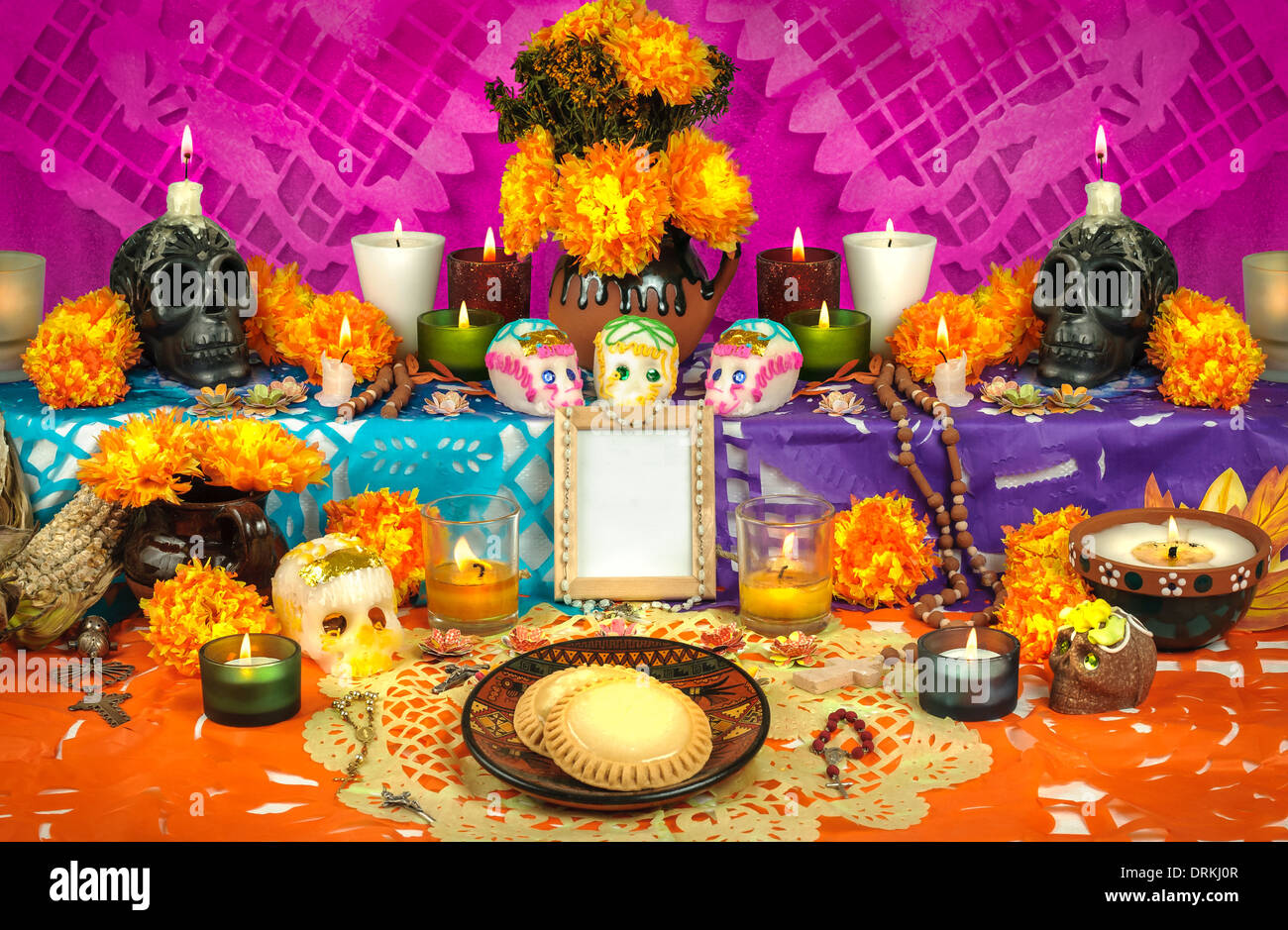Mexican day of the dead altar (Dia de Muertos Stock Photo - Alamy