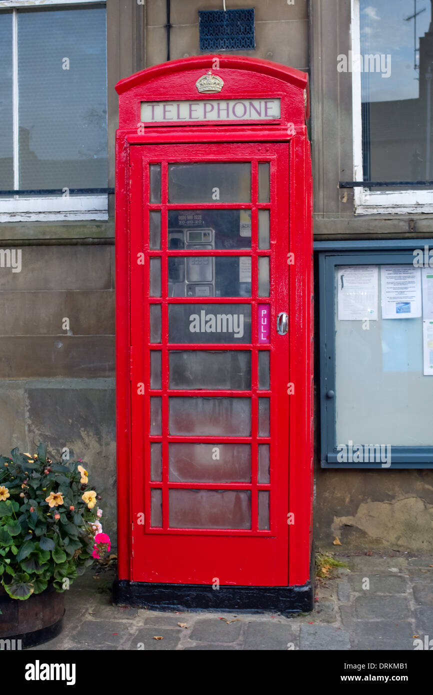 Red telephone box kiosk hi-res stock photography and images - Alamy