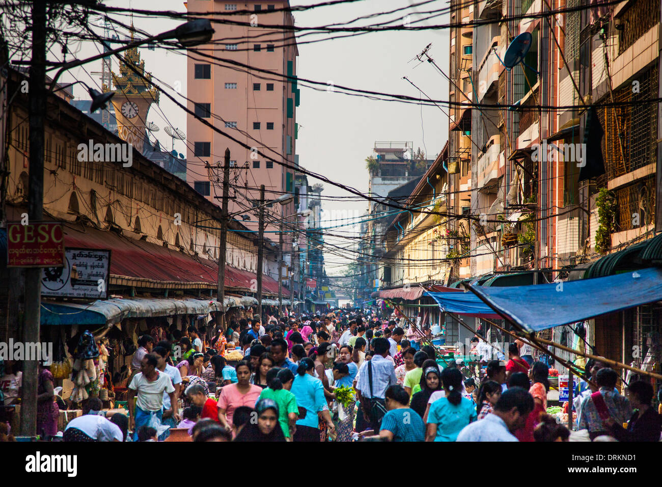 Busy market hi-res stock photography and images - Alamy