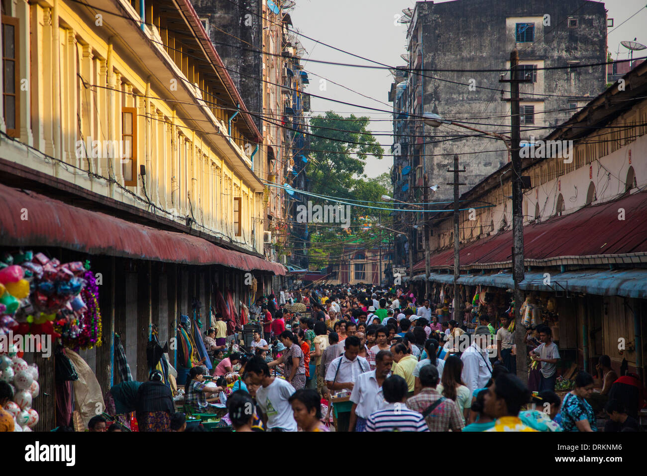 Busy market hi-res stock photography and images - Alamy