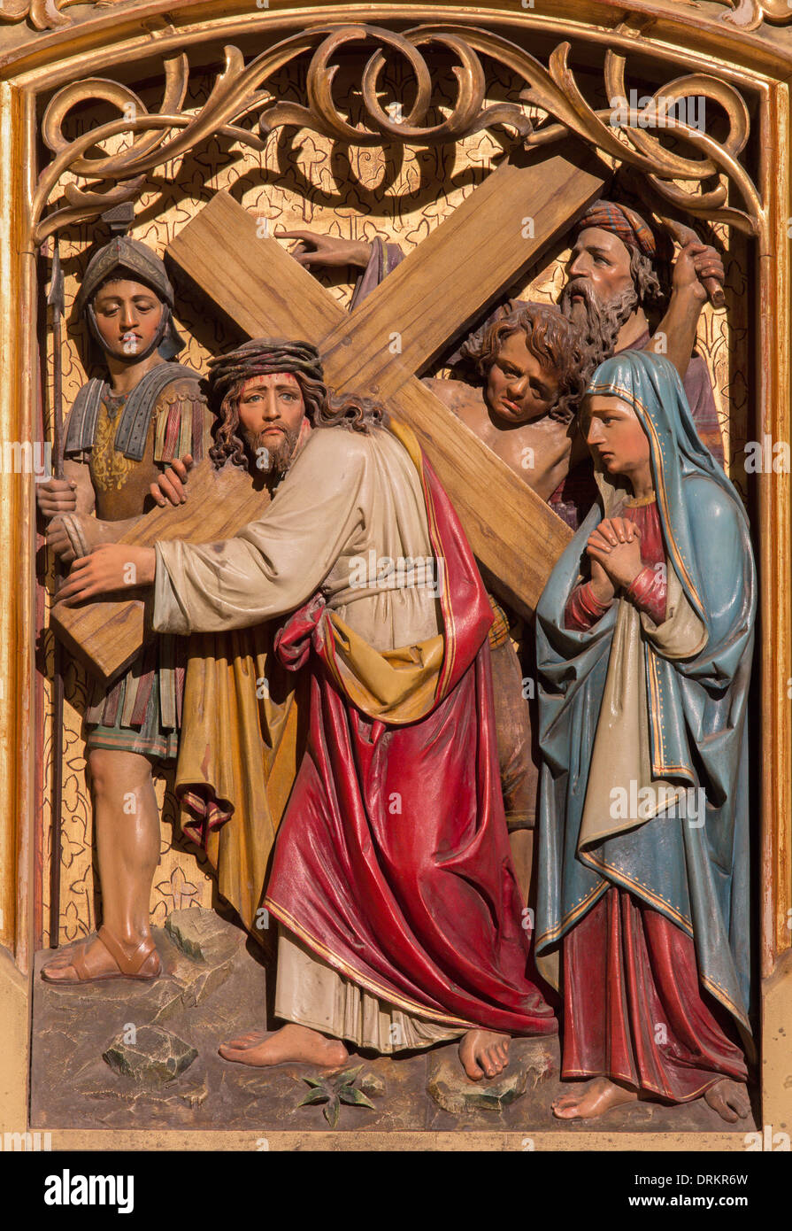 Mary jesus under cross hi-res stock photography and images - Alamy