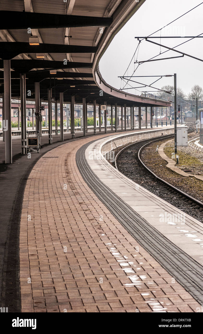 Empty train platform hi-res stock photography and images - Alamy
