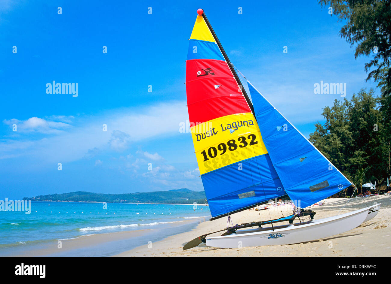 Beaches with boats hi-res stock photography and images - Alamy