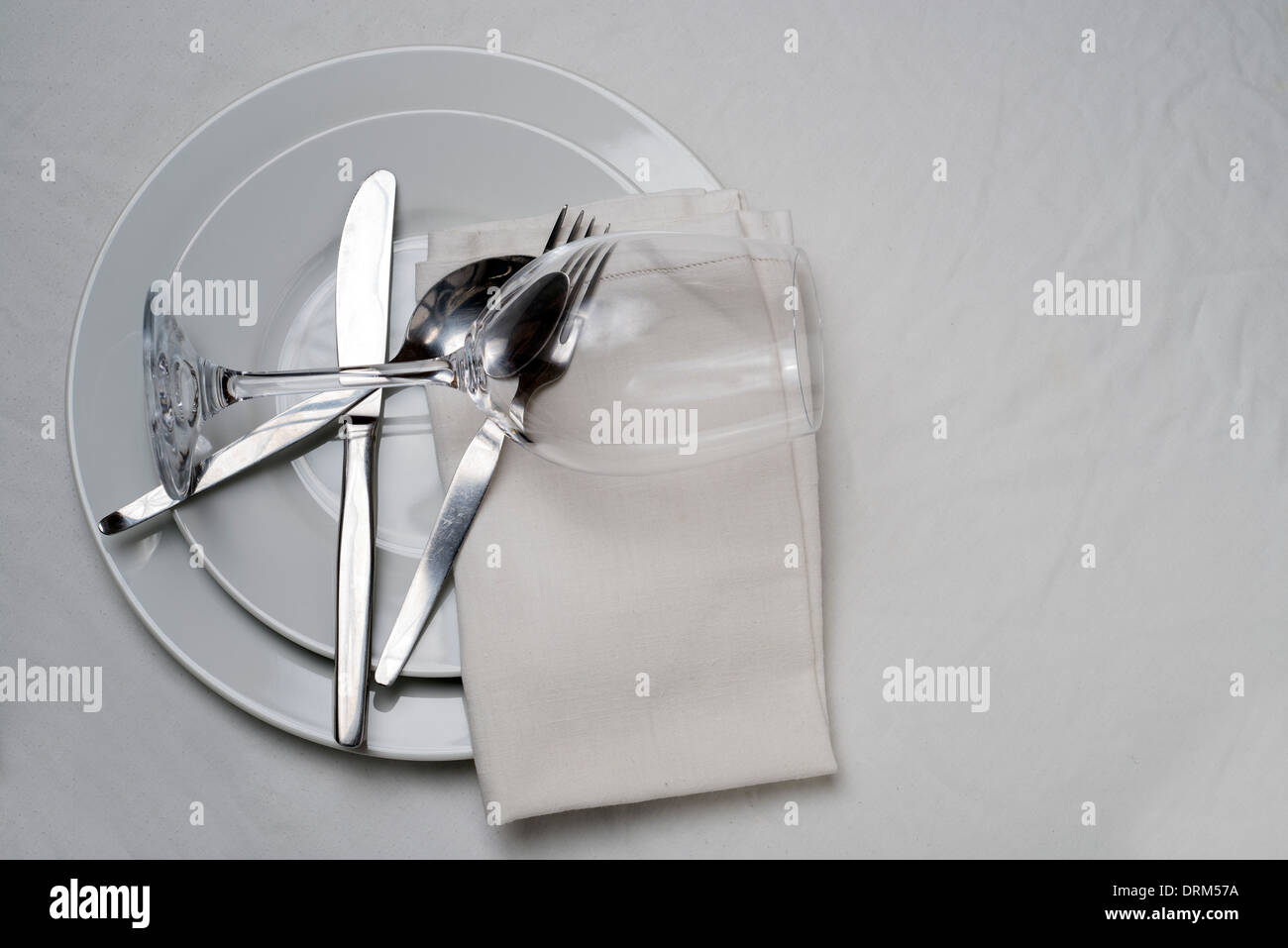 Empty dinner table hi-res stock photography and images - Alamy