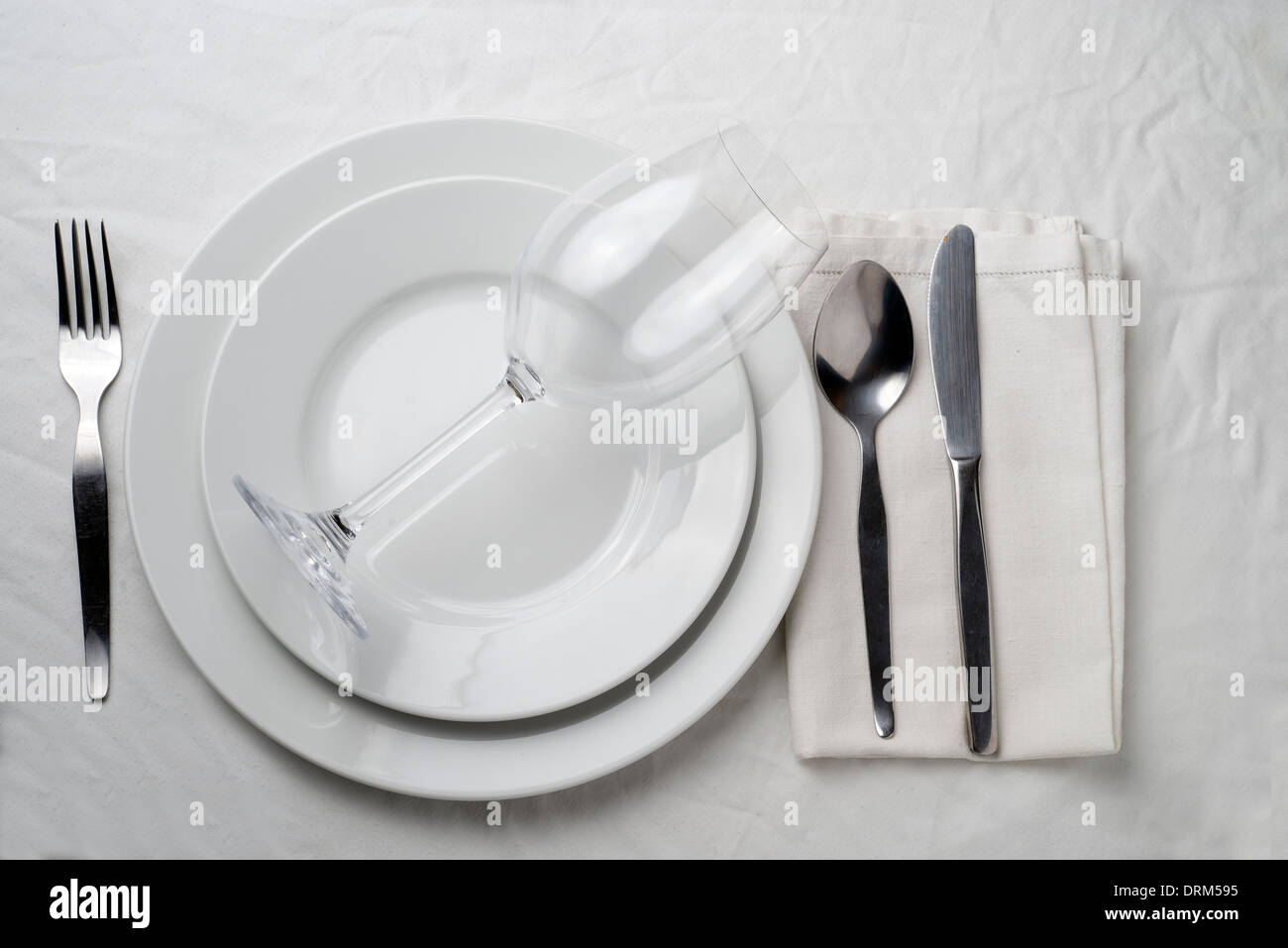 Empty dinner table hi-res stock photography and images - Alamy