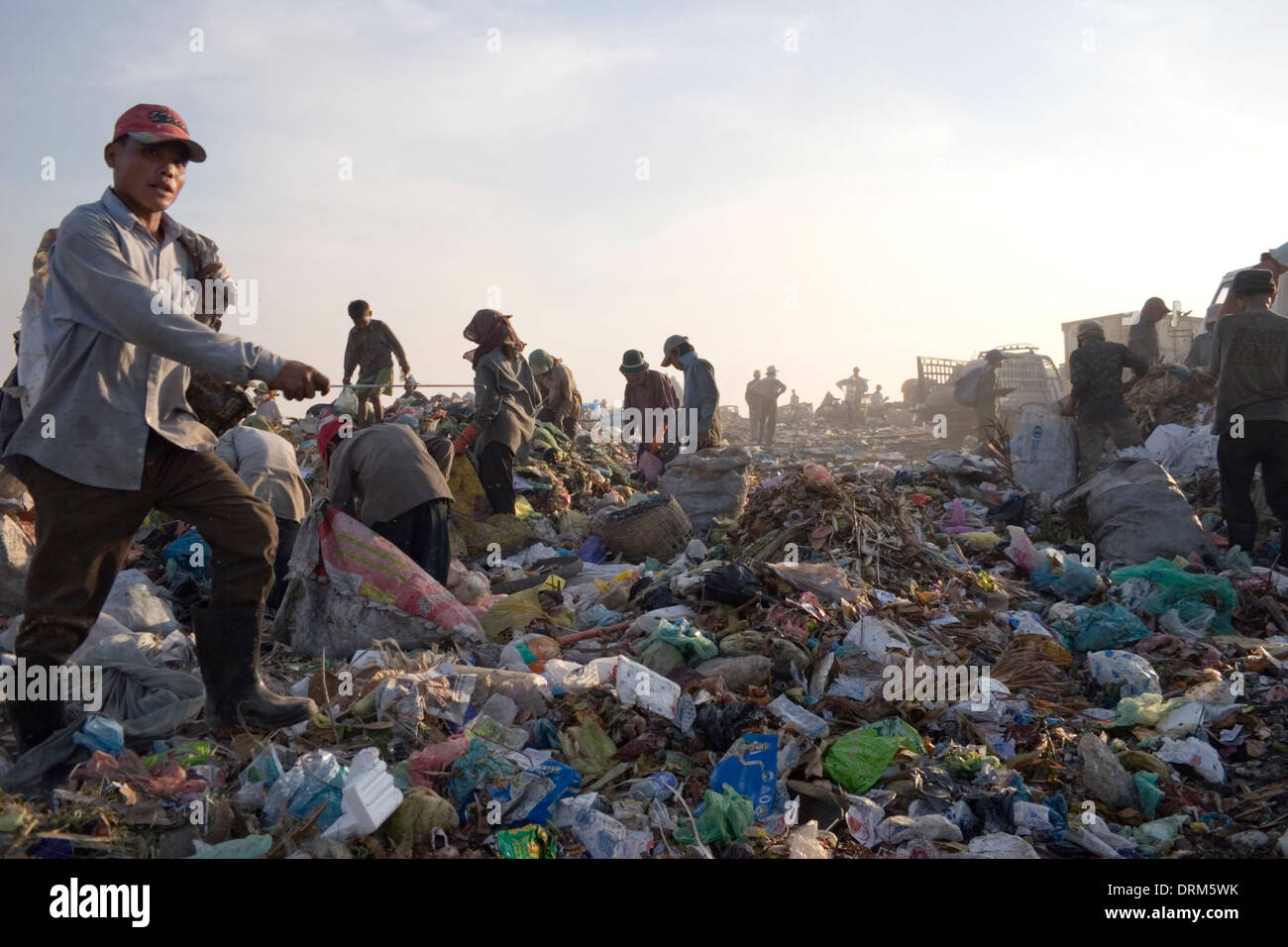 Scavenger people are collecting recyclable material at the toxic Stung ...