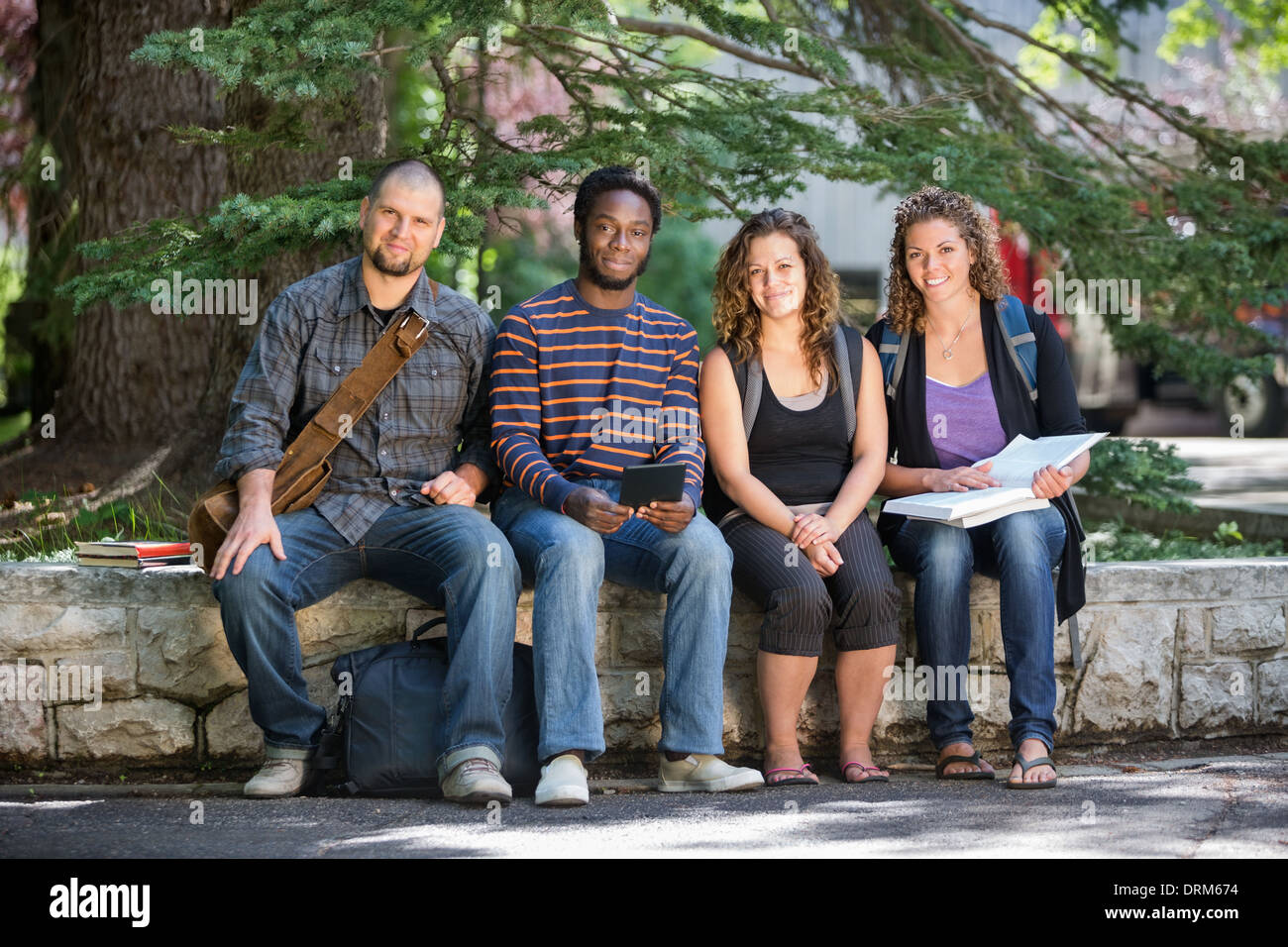 University students sitting on parapet hi-res stock photography and images - Alamy