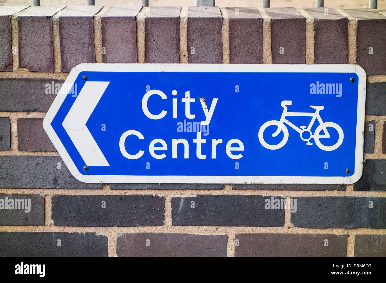 A sign pointing the way to Leicester city centre for cyclists Stock ...