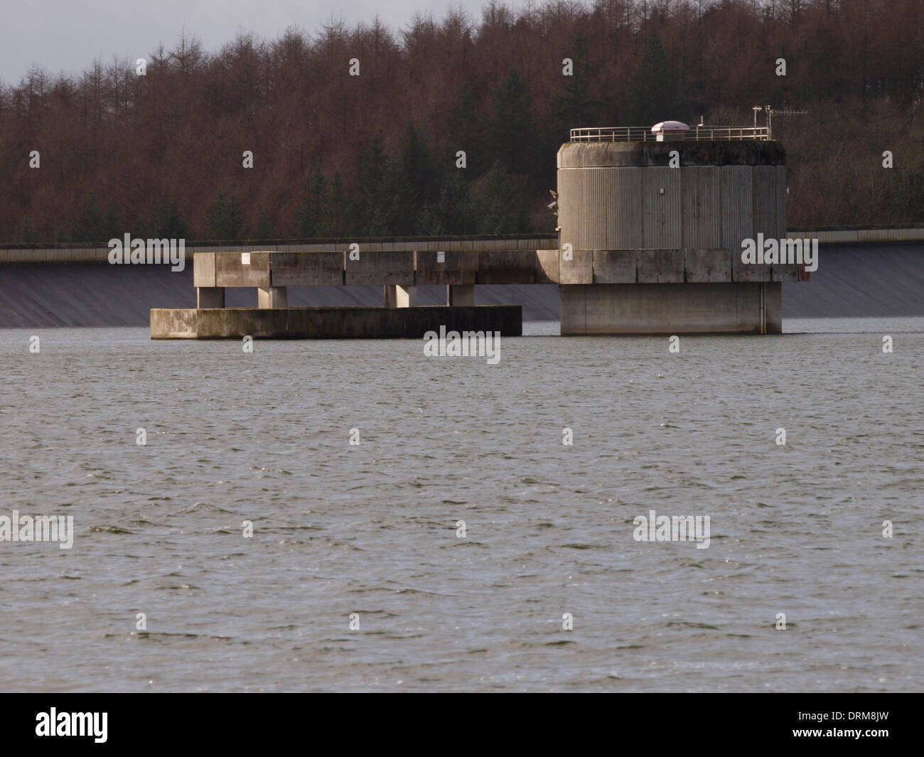 Outlet tower and dam, Roadford Reservoir, Devon, UK Stock Photo - Alamy
