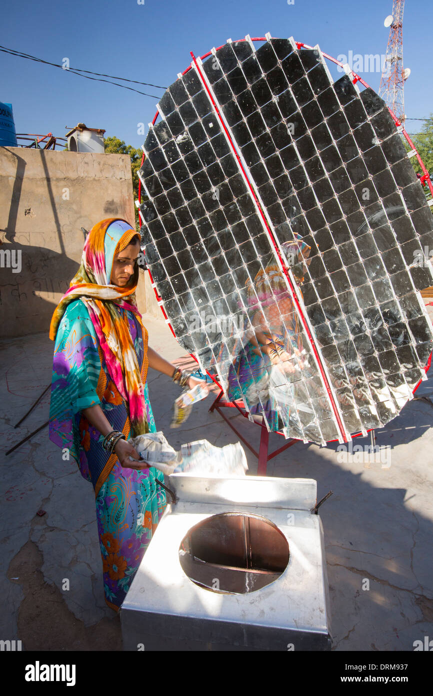 Women constructing solar cookers at the Barefoot College in Tilonia ...
