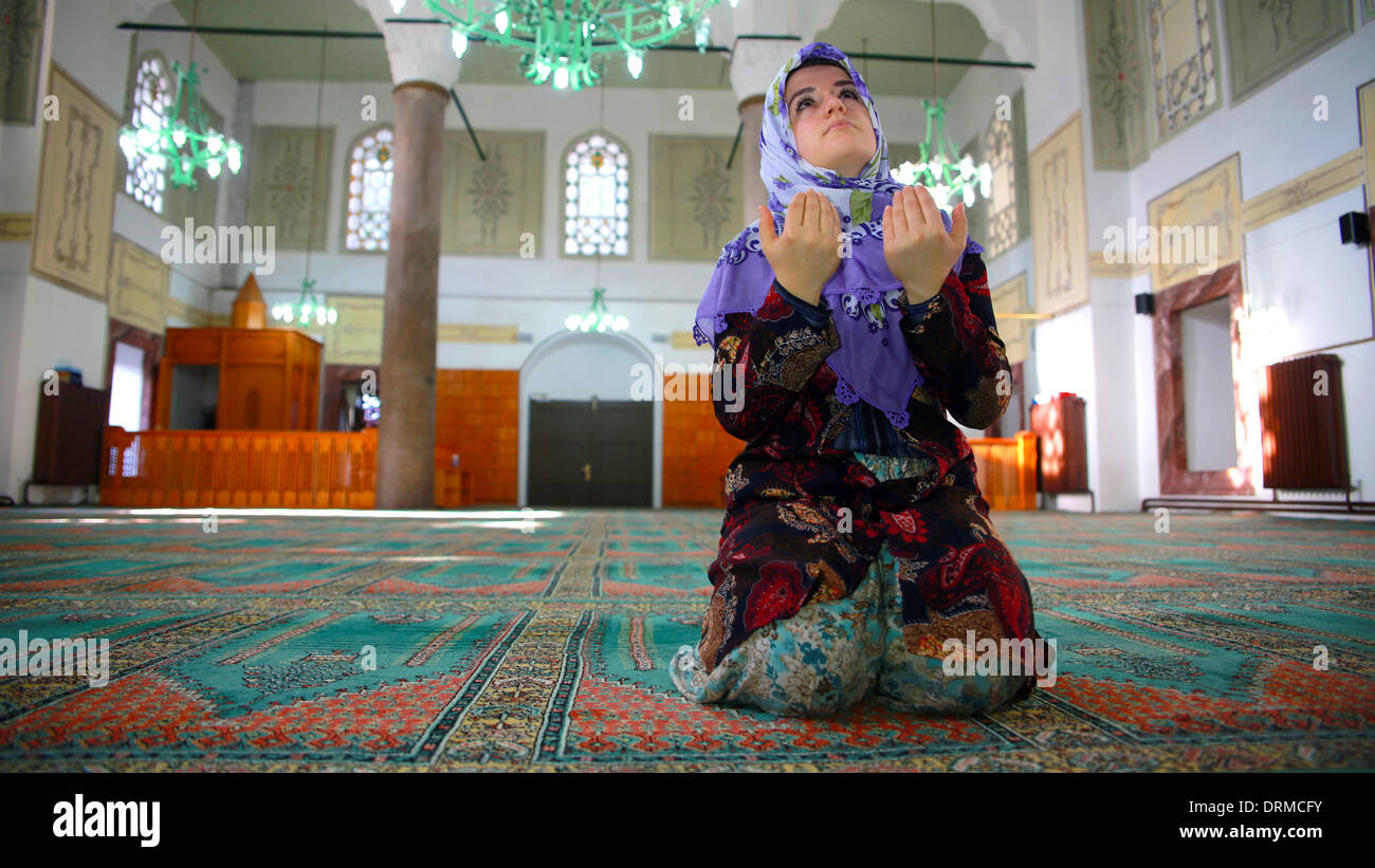 Close up praying muslim hi-res stock photography and images - Alamy