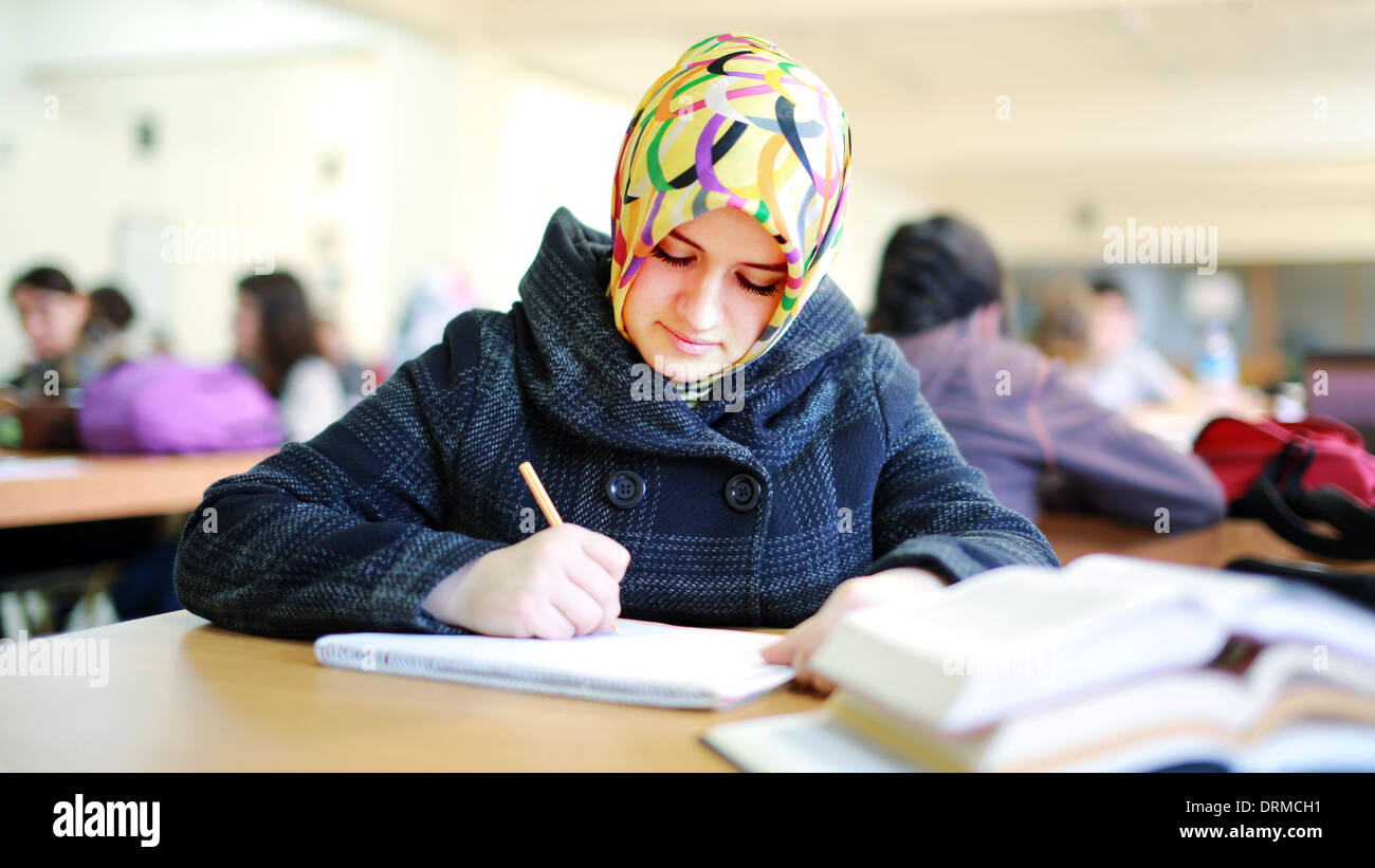 Muslim girl hi-res stock photography and images - Alamy