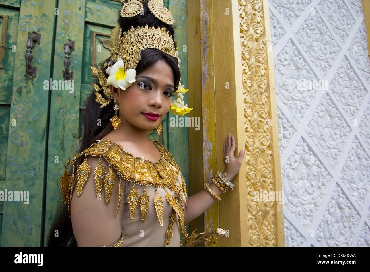Khmer dance performance in hi-res stock photography and images - Alamy