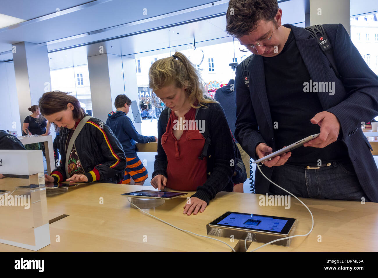 Apple computer store interior hi-res stock photography and images - Alamy